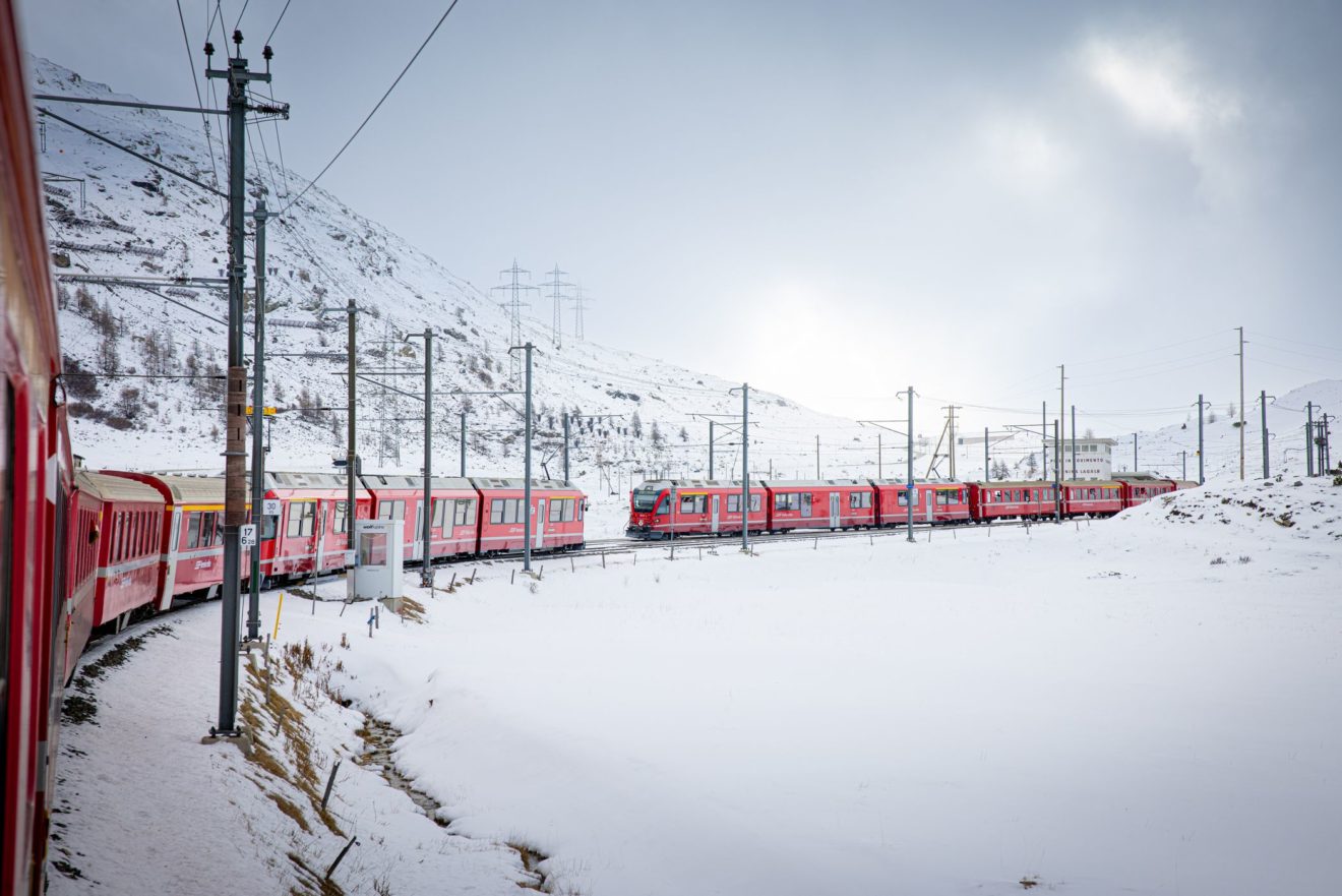 Bernina Express in de winter door de sneeuw