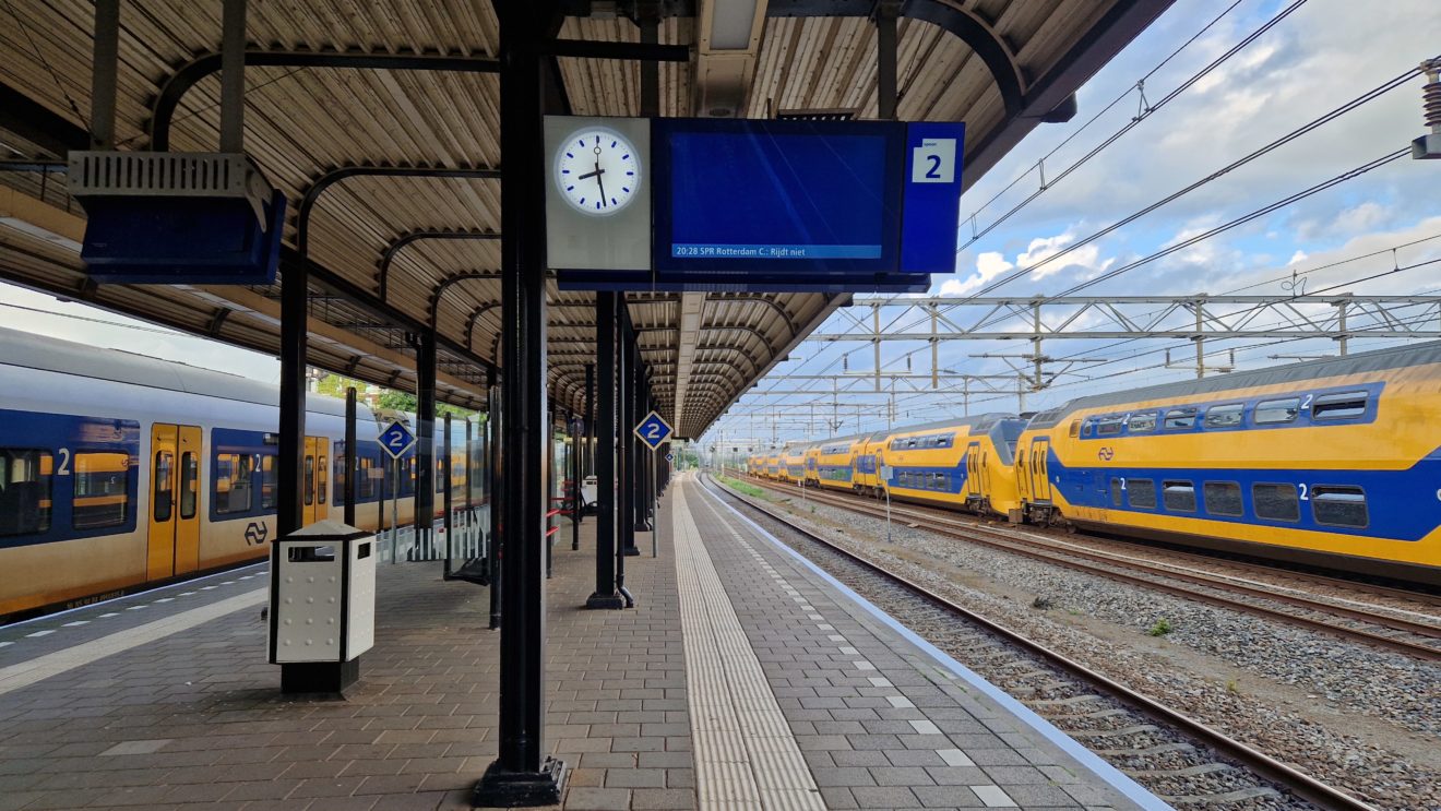 Pas vanaf zaterdagochtend weer treinverkeer rond Woerden - na brand in ...